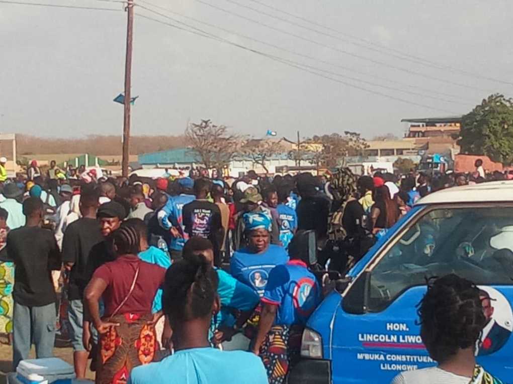 DPP, AFORD supporters gather in Lilongwe to welcome APM on whistle stop ...